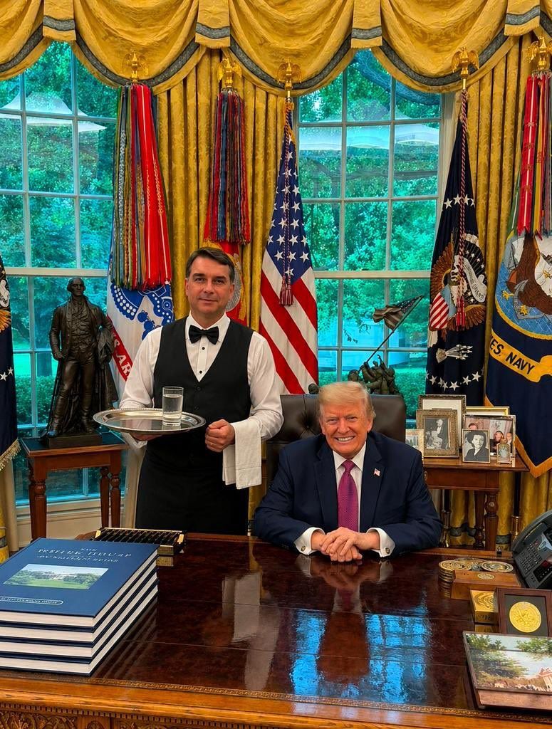 Foto de Flávio Bolsonaro com Trump gera comemoração entre aliados ...